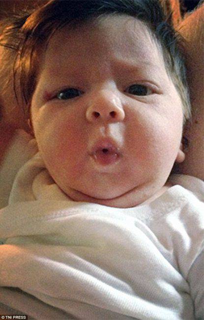 22 facce buffe dei bambini mentre "riempiono" il pannolino